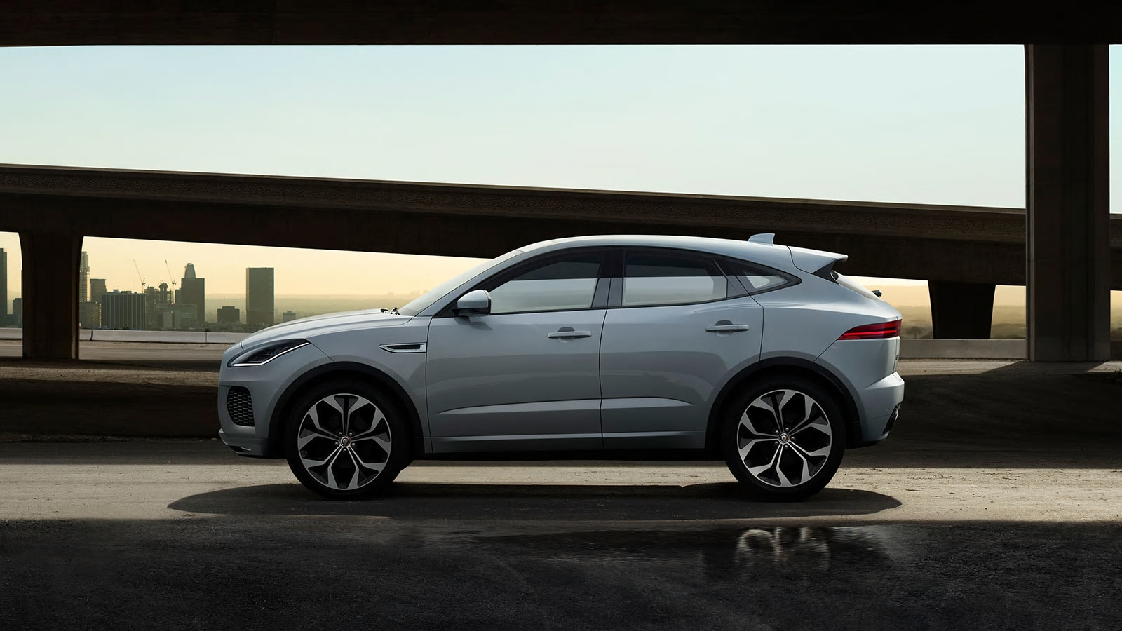 ラングラー vs ジャガーE-PACE 徹底比較！どっちが買い？維持費・燃費・乗り心地は - FOUREL 【フォーエル】